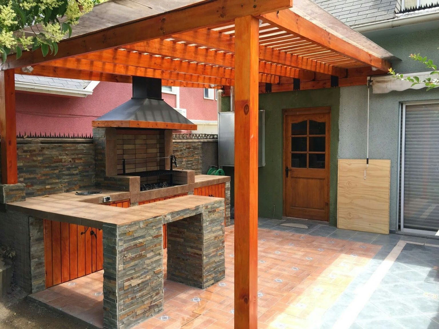Ideas de cocinas o asadores techados para el exterior de la casa - TIKINTI